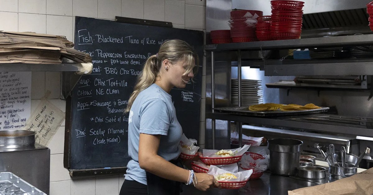 Minimum wage and tip credit rules vary by state | Pew Research Center