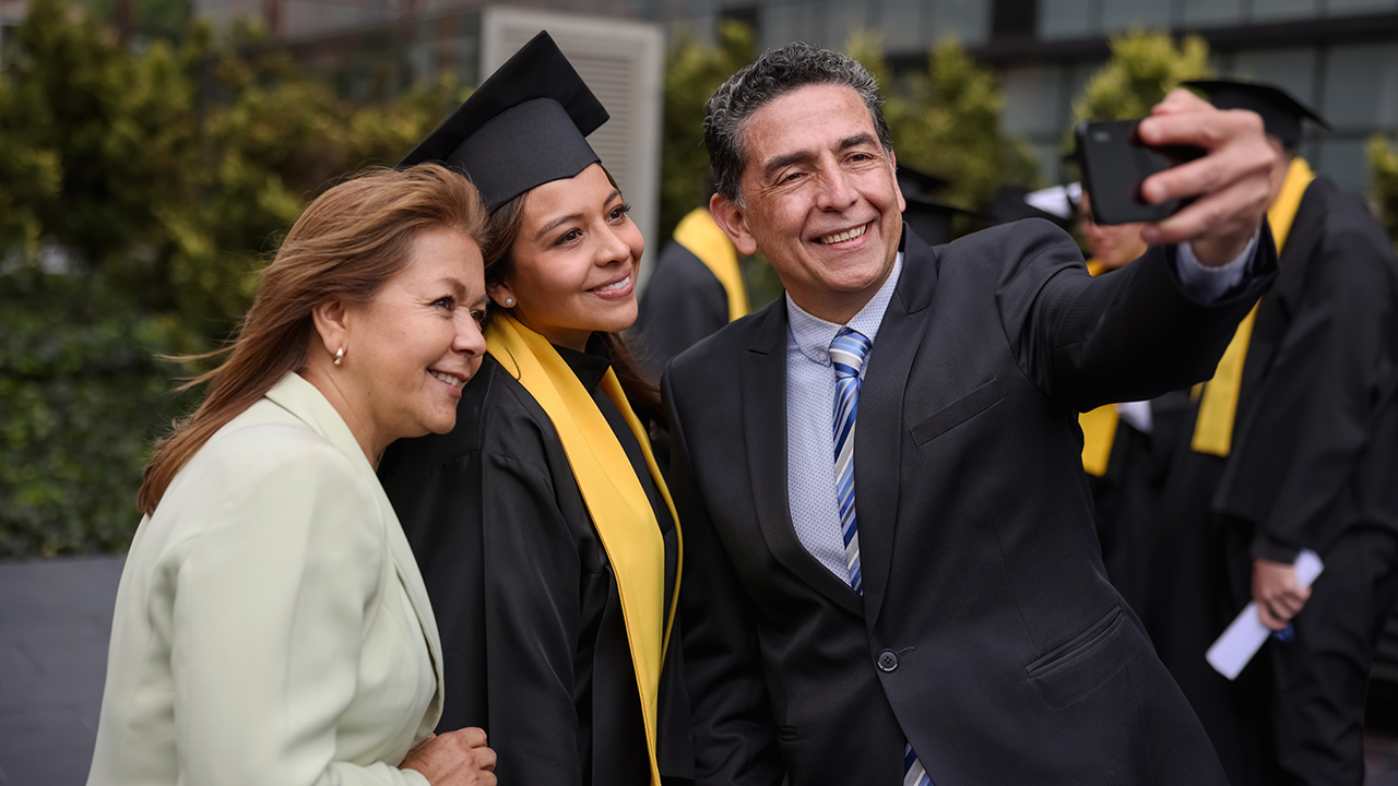 How many US Latinos have graduate degrees? What the data says | Pew ...
