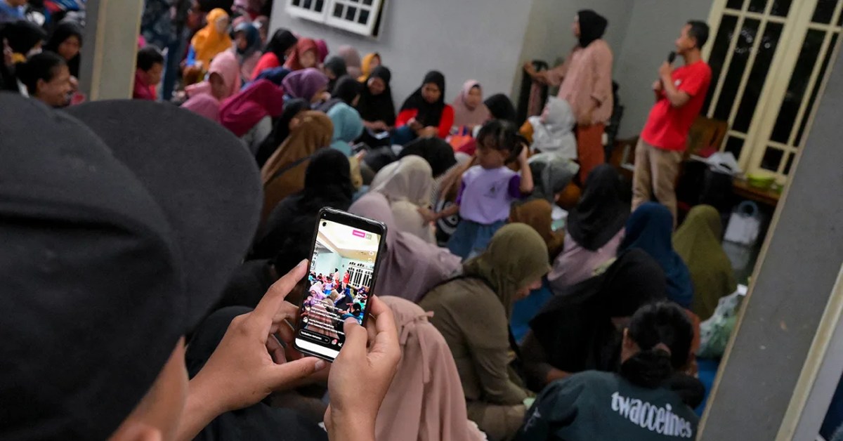 Is social media good or bad for democracy? Views in 27 countries ...