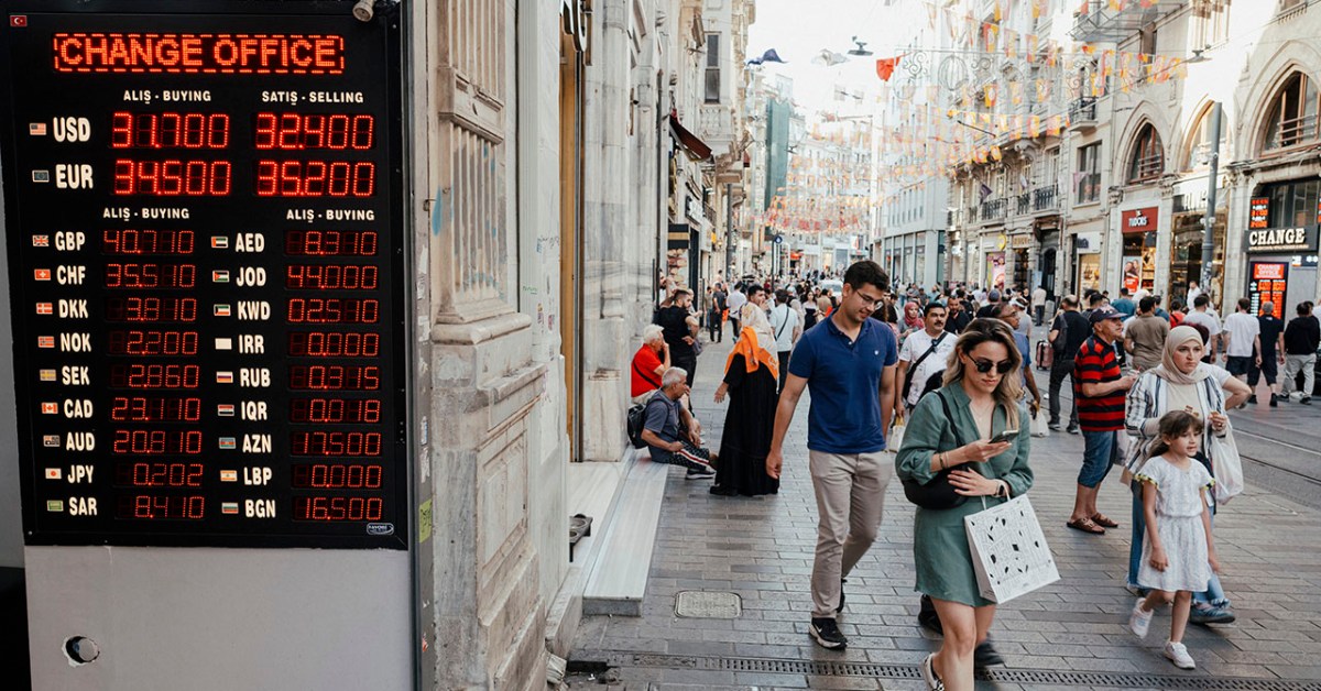Across 34 countries, people mostly say the economy is bad in 2024 | Pew ...