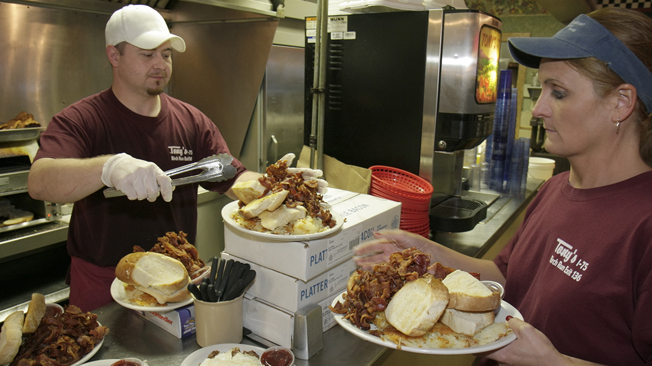 Young US men and women without a college degree hold very different ...